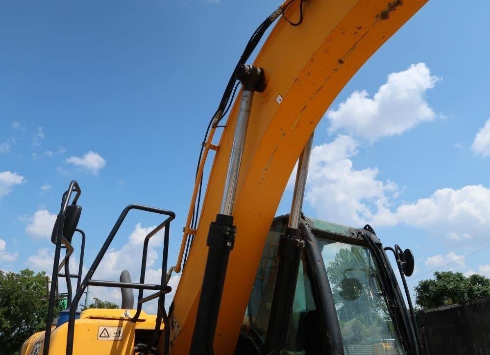 JCB JS160