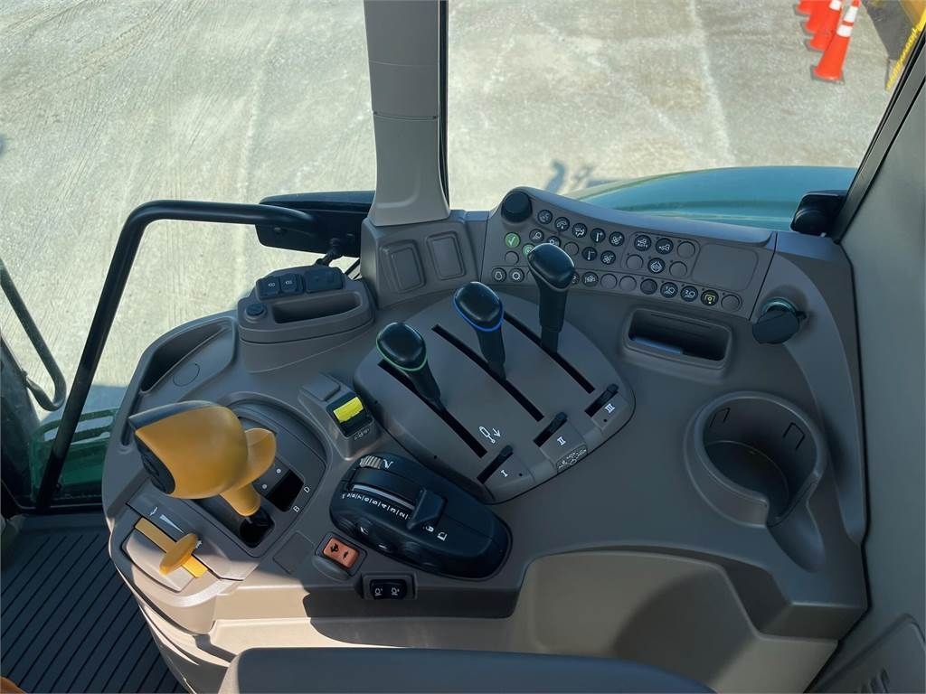 John Deere 6175M