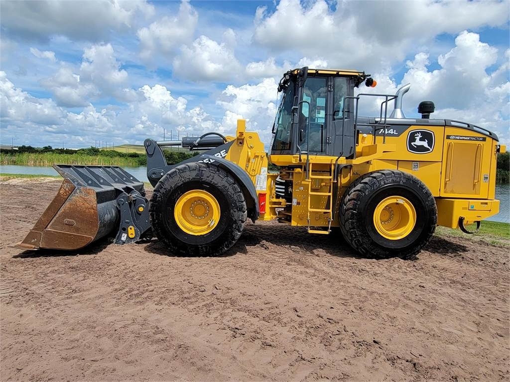 John Deere 744L