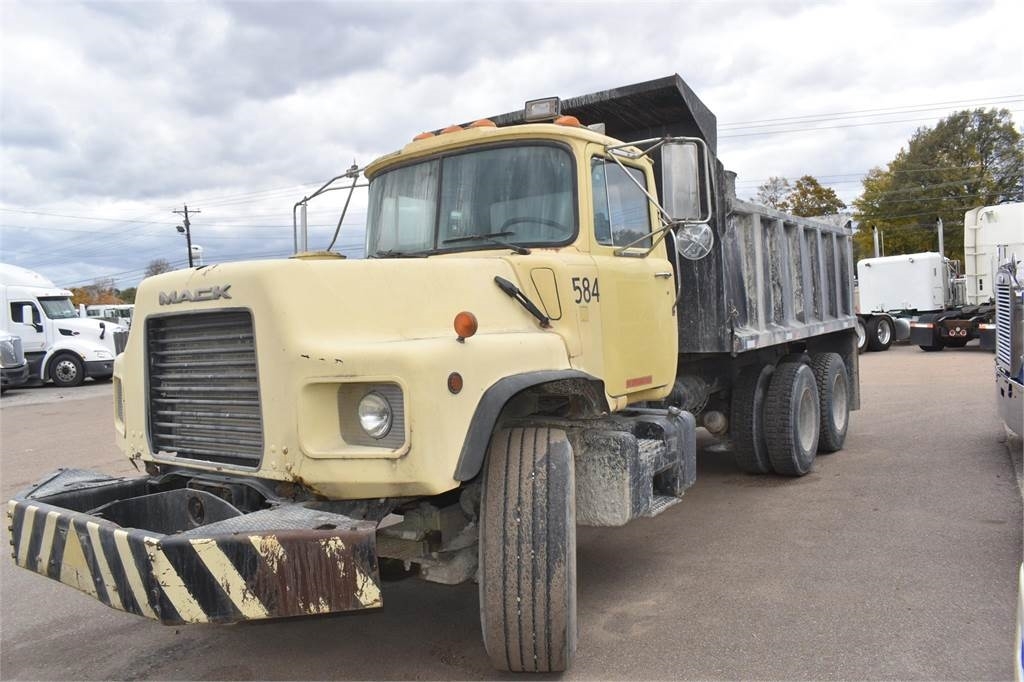 Mack DM690S
