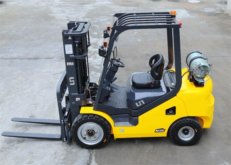 UN Forklift FL25T-NJX2