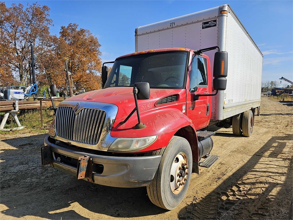 International Navistar 4400 SBA 4X2 22ft Box Truck