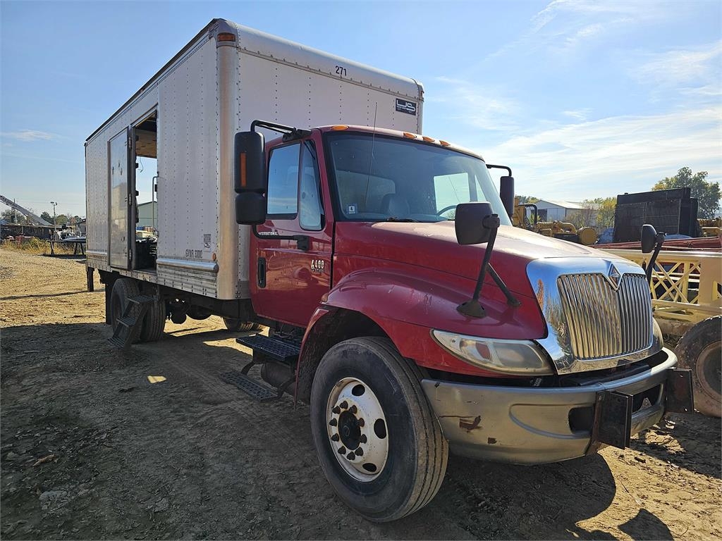 International Navistar 4400 SBA 4X2 22ft Box Truck