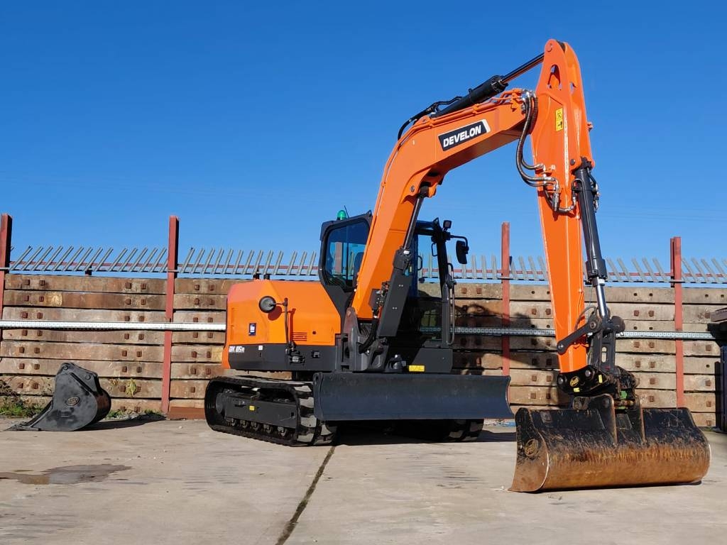Develon DX85R - Midi excavators 7t - 12t - Construction Equipment ...