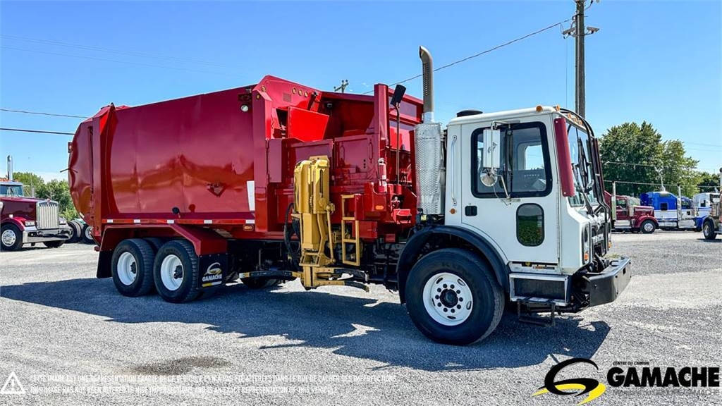 Mack MRU613 GARBAGE TRUCK SIDE LOAD
