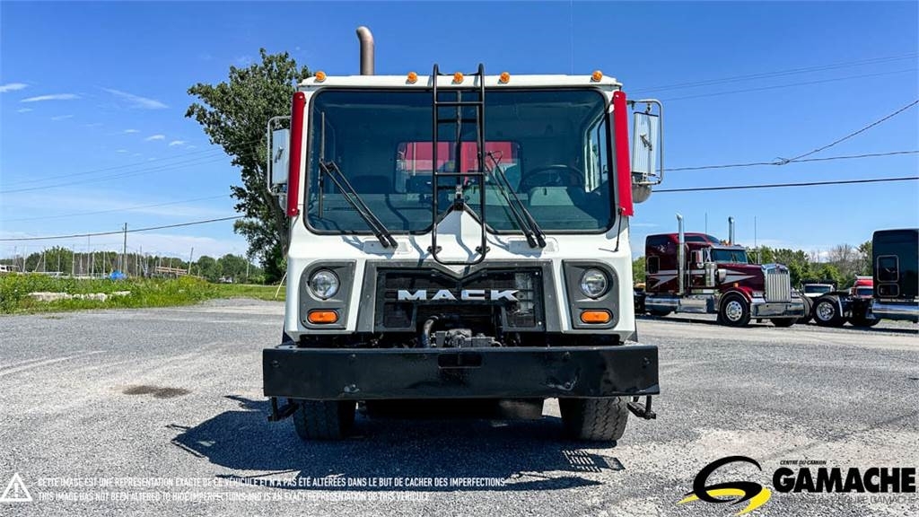 Mack MRU613 GARBAGE TRUCK SIDE LOAD
