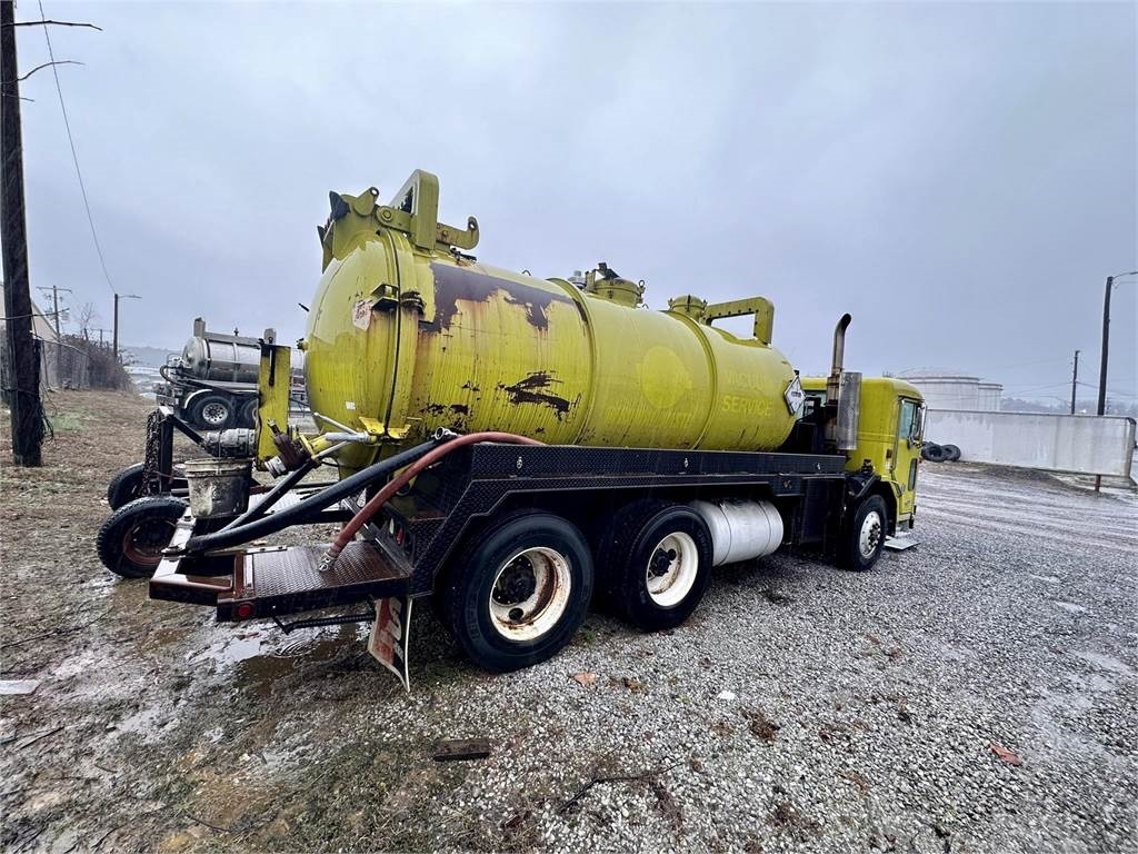 Peterbilt 320