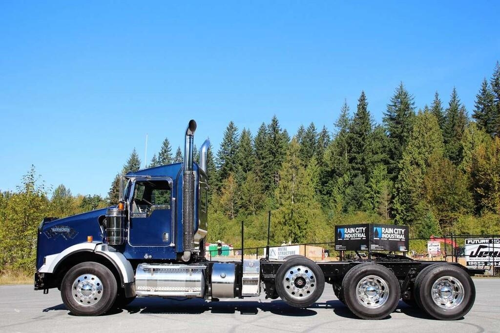 Kenworth T800 Extended Tandem Day Cab with Steerable Lift A