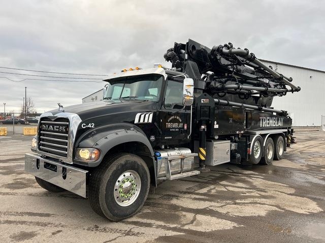 Mack Granite GR64F