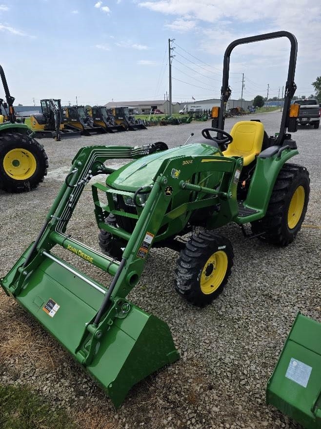 John Deere 3032E