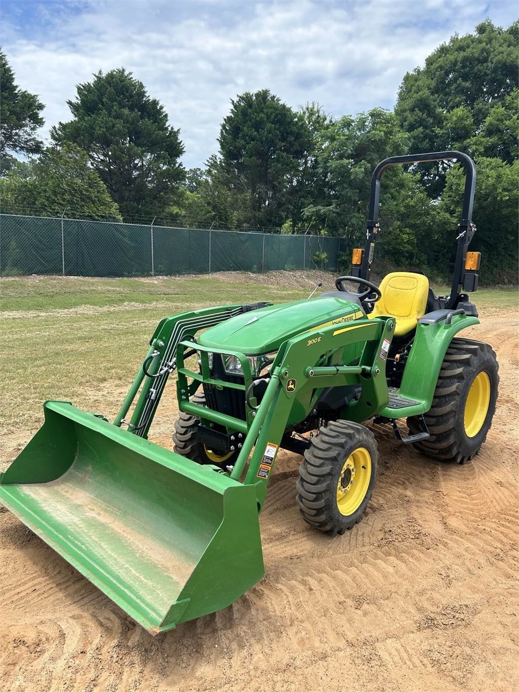 John Deere 3032E