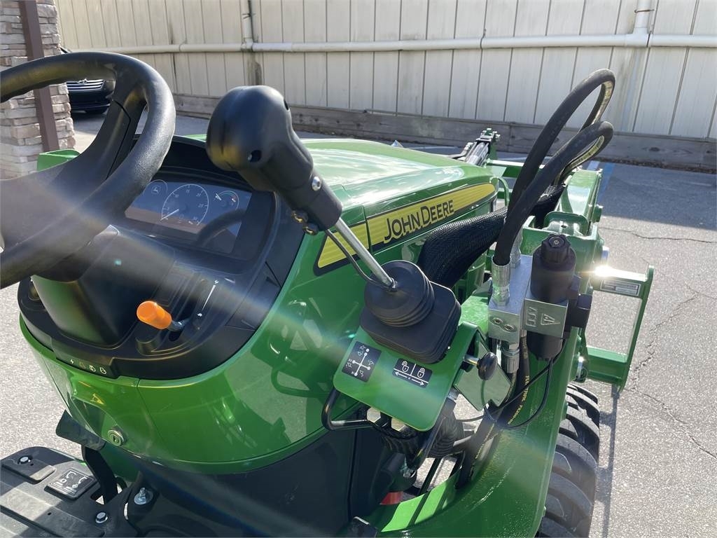 John Deere 3032E