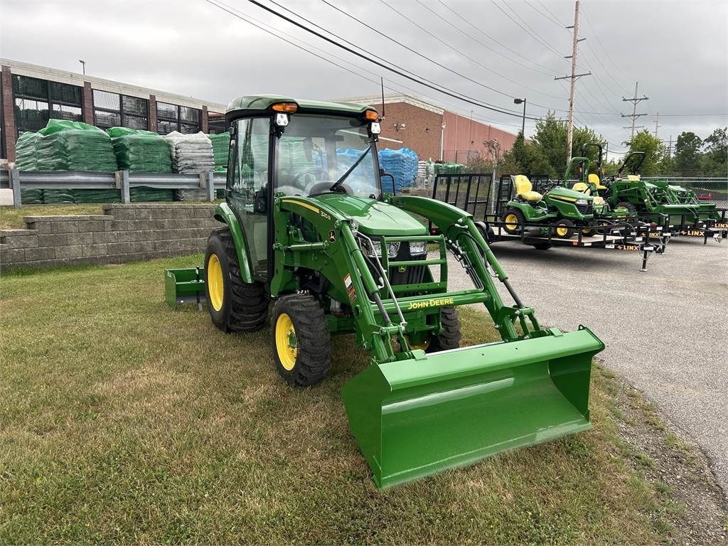 John Deere 3046R