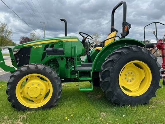 John Deere 5065E