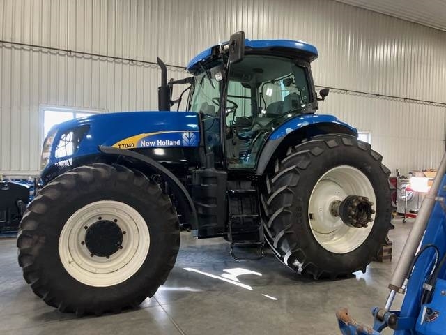 New Holland T7040 Tractor