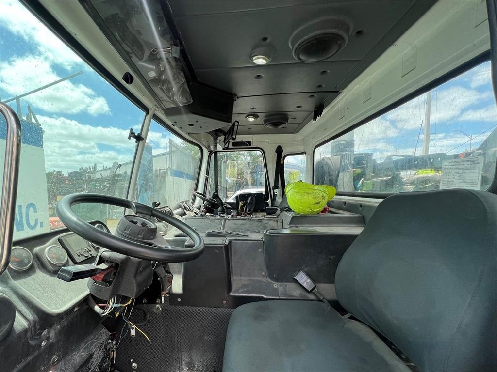 Autocar Xpeditor Automated Side Loader