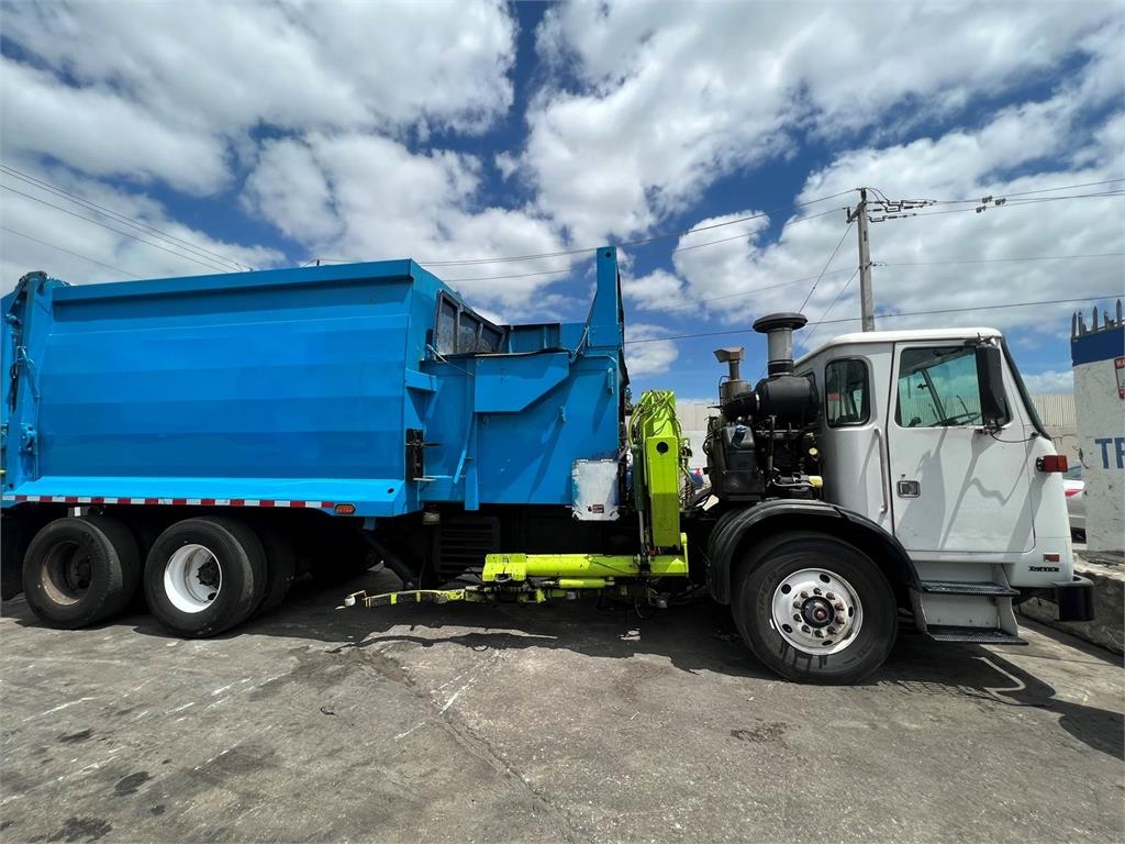 Autocar Xpeditor Automated Side Loader