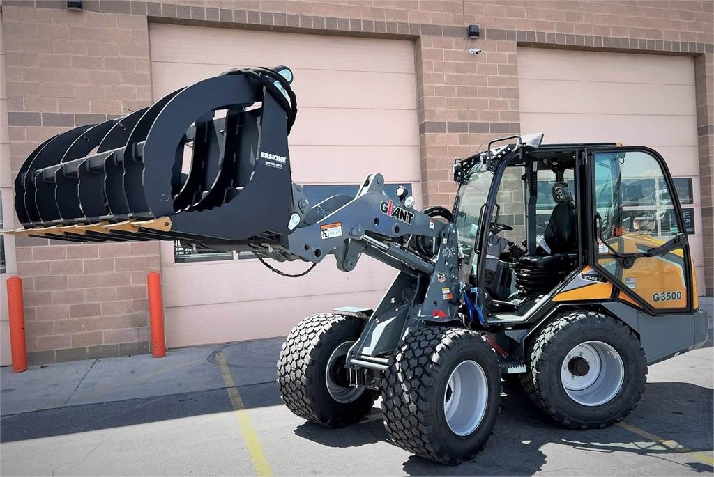 GiANT Wheel Loaders & Pay Loaders | Ritchie List