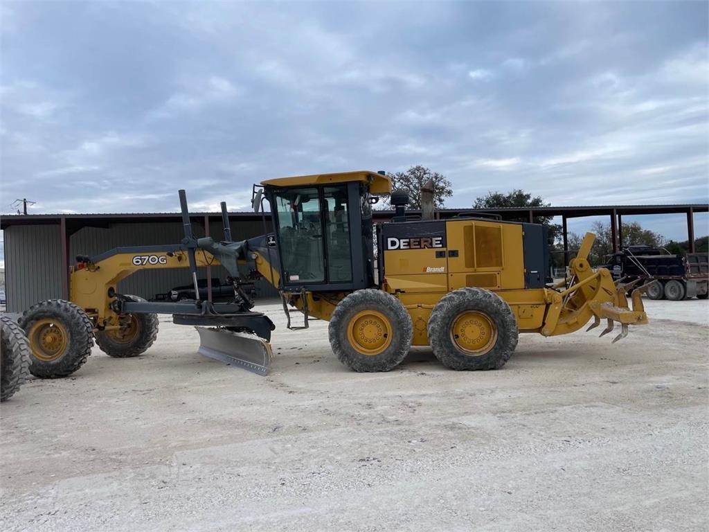 John Deere 670G