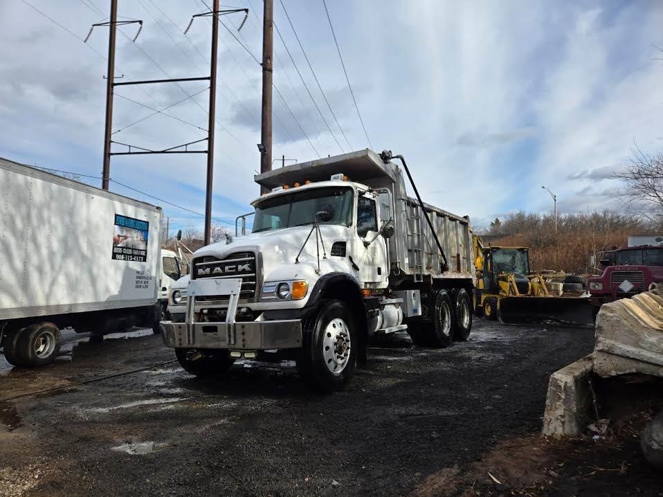 Mack Granite CV513