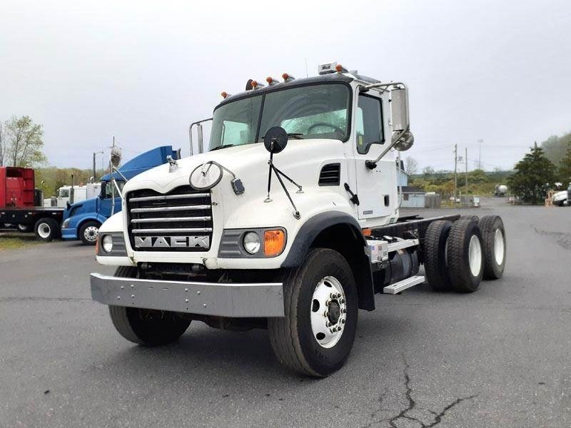 Mack Granite CV713