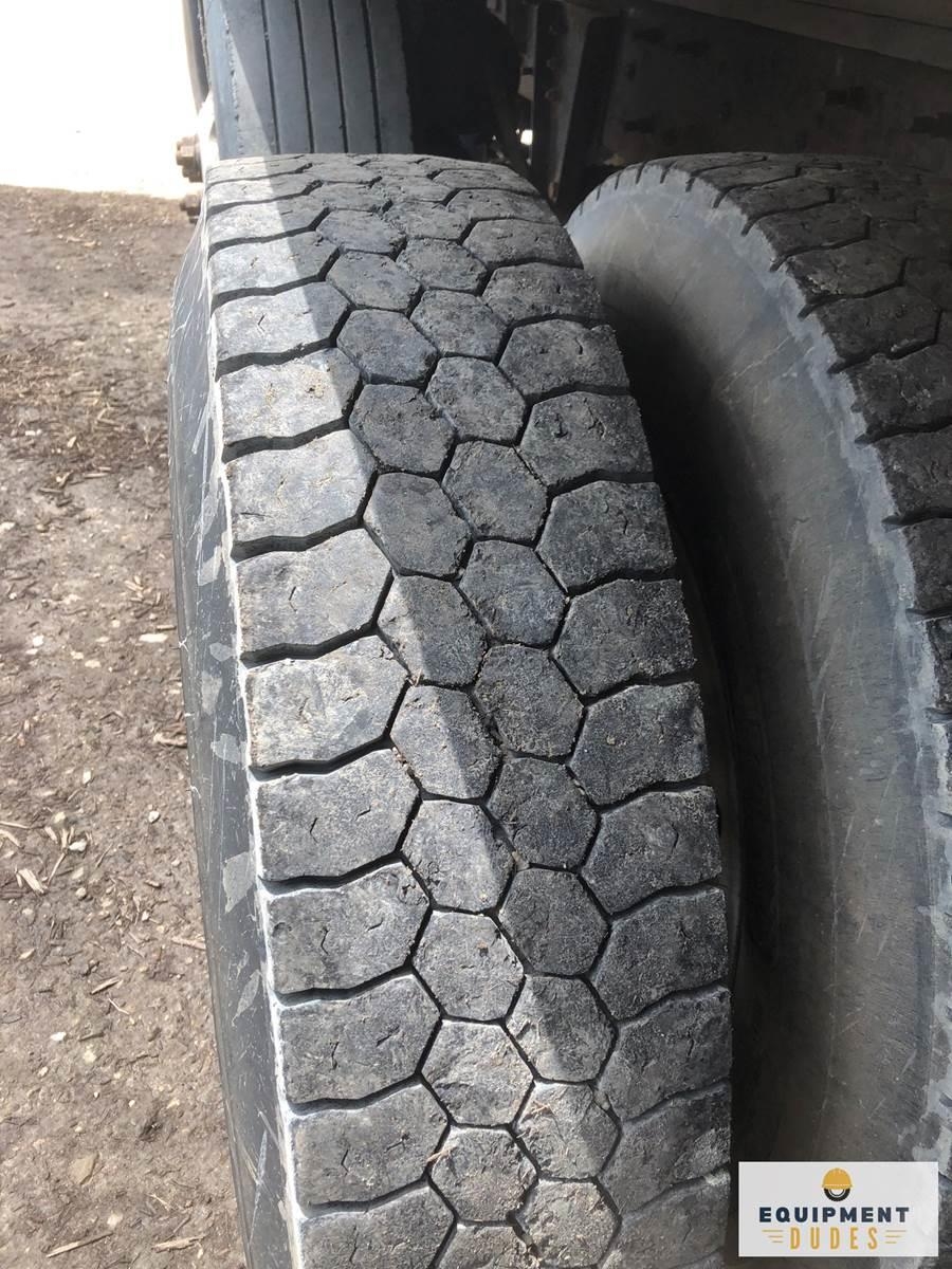 Mack Granite GU813