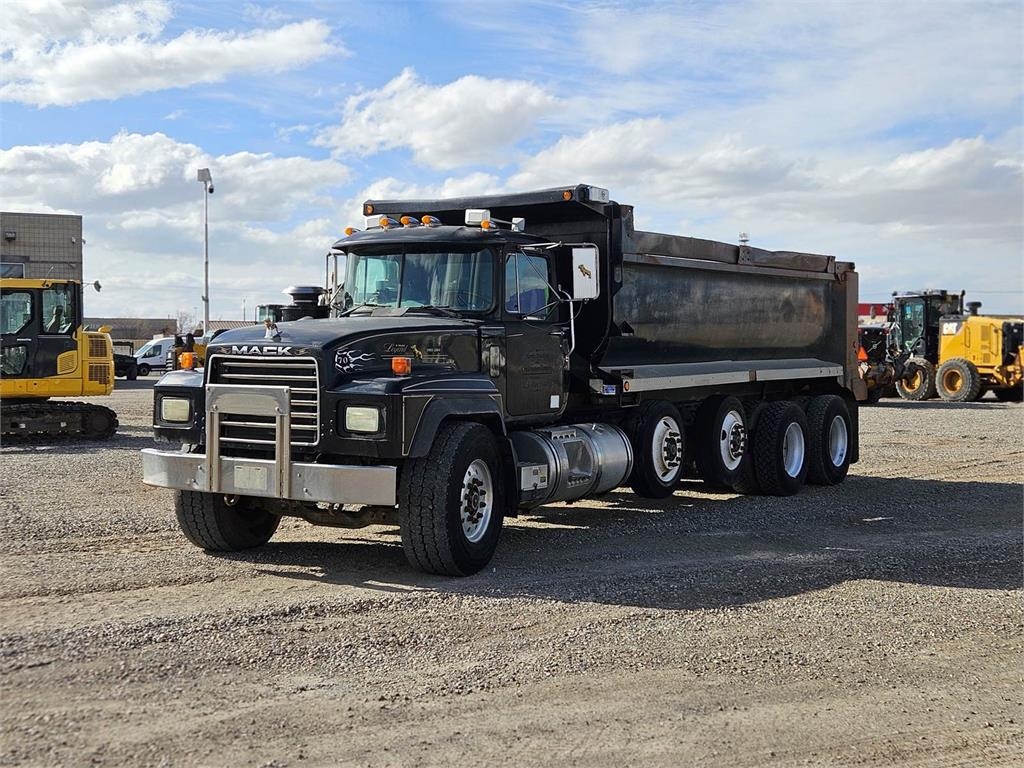 Mack RD690