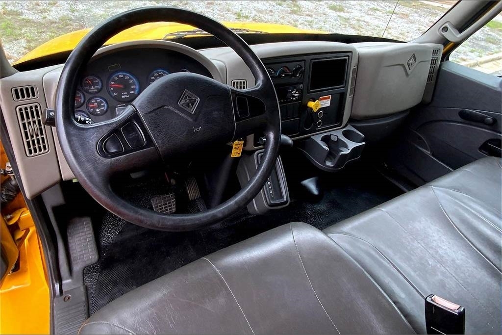 International 4300 SBA 4X2