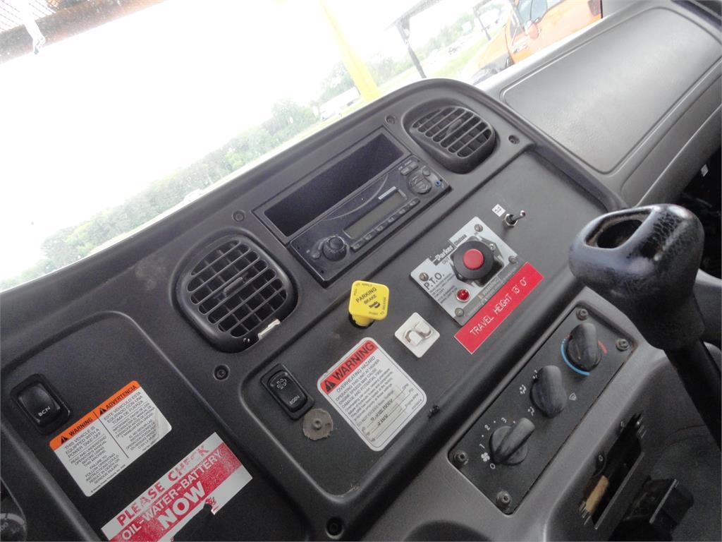 Freightliner / Altec M2106/ LRV56