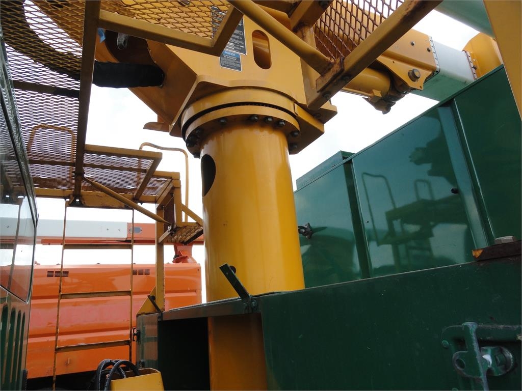Freightliner / Altec M2106/ LRV56