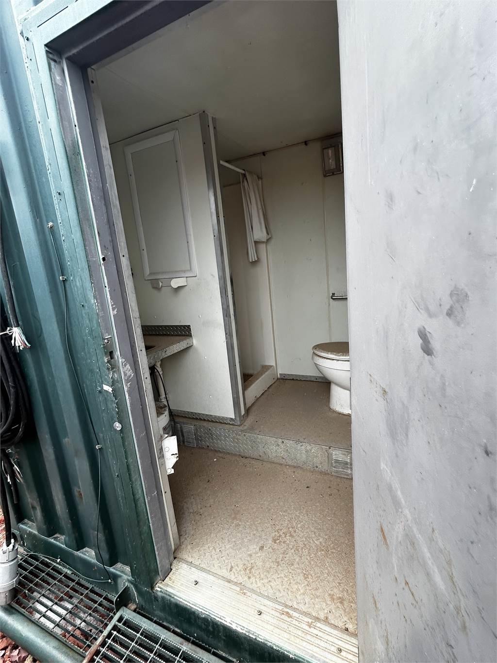 [Other] Shipping container Bathroom with Tanks