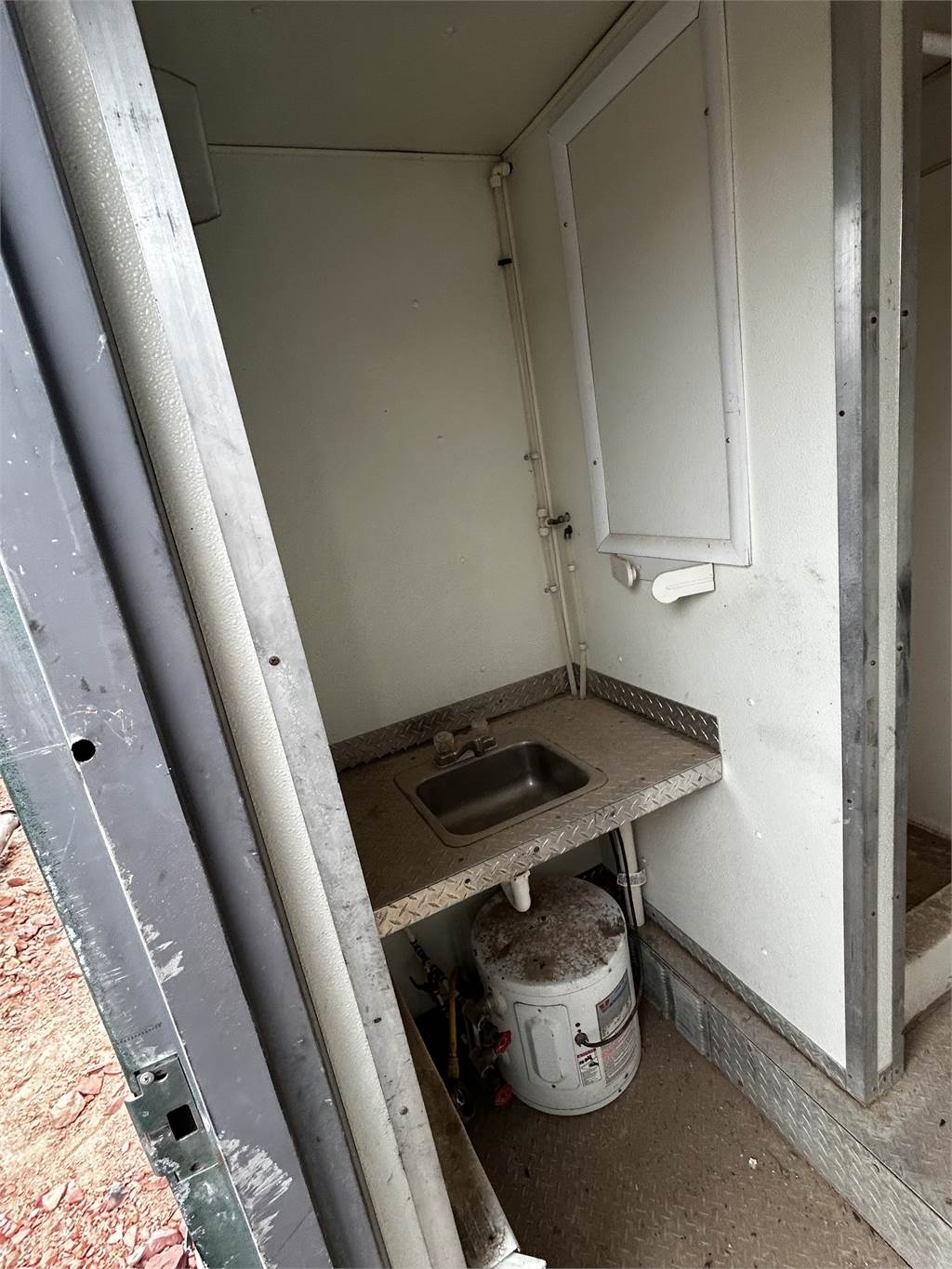[Other] Shipping container Bathroom with Tanks