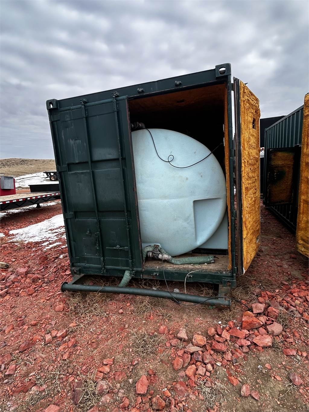 [Other] Shipping container Bathroom with Tanks