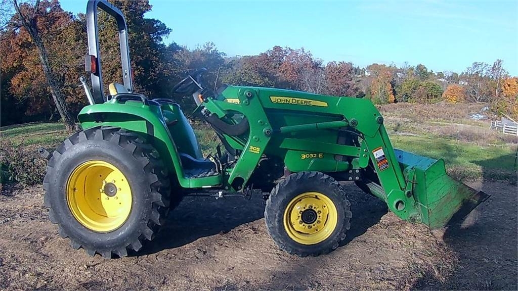 John Deere 3032E