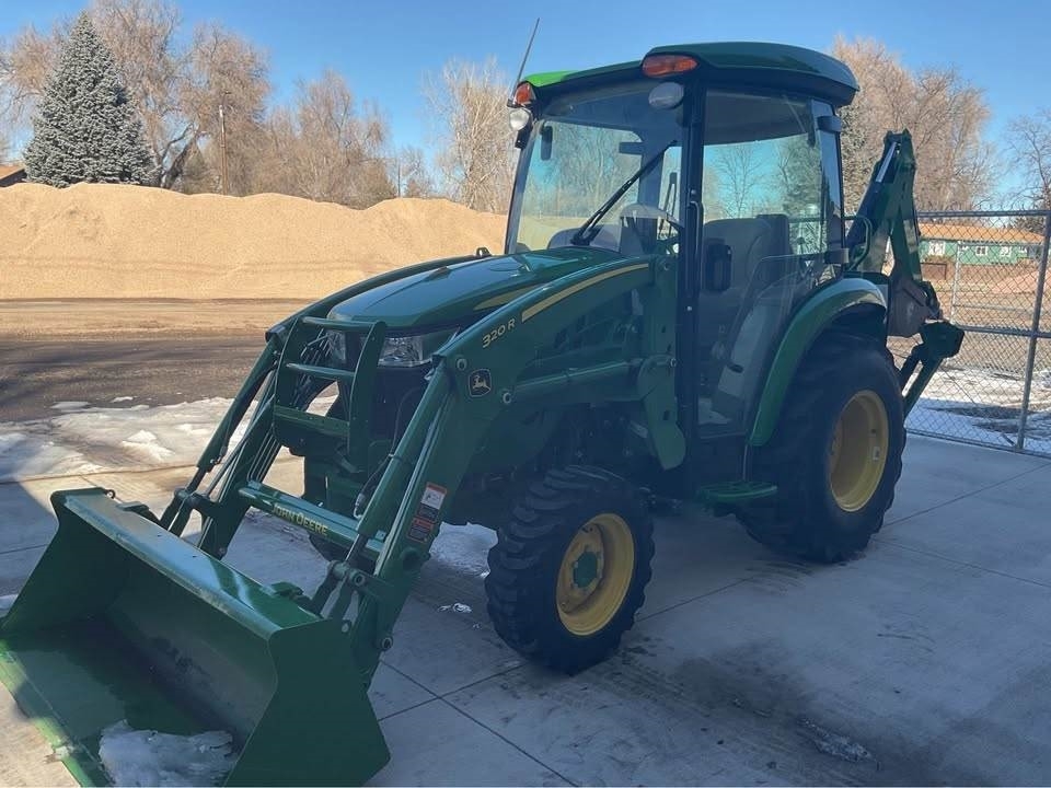 John Deere 3046R compact