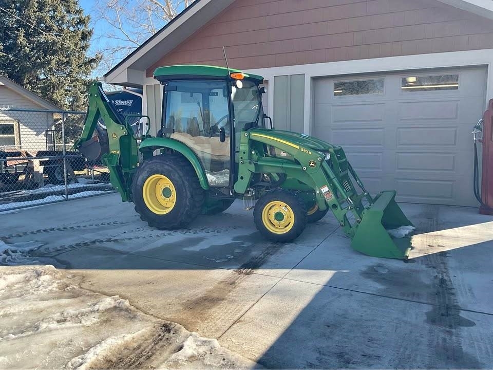 John Deere 3046R compact