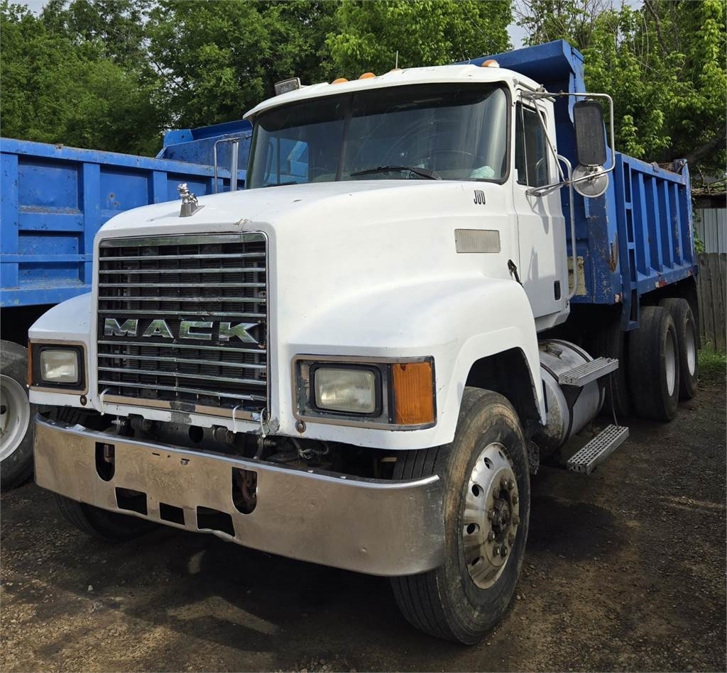 Mack CH 613