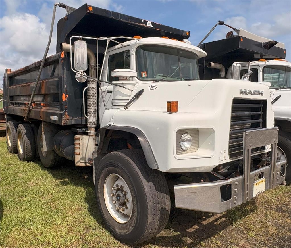 Mack DM 688S