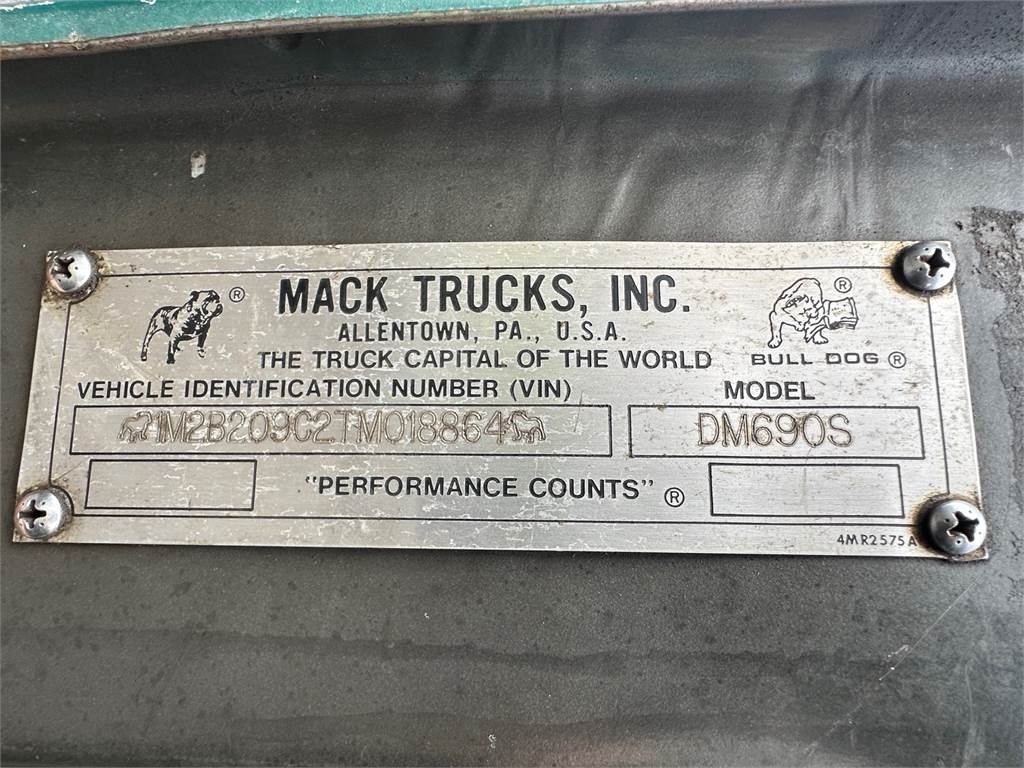 Mack DM690S