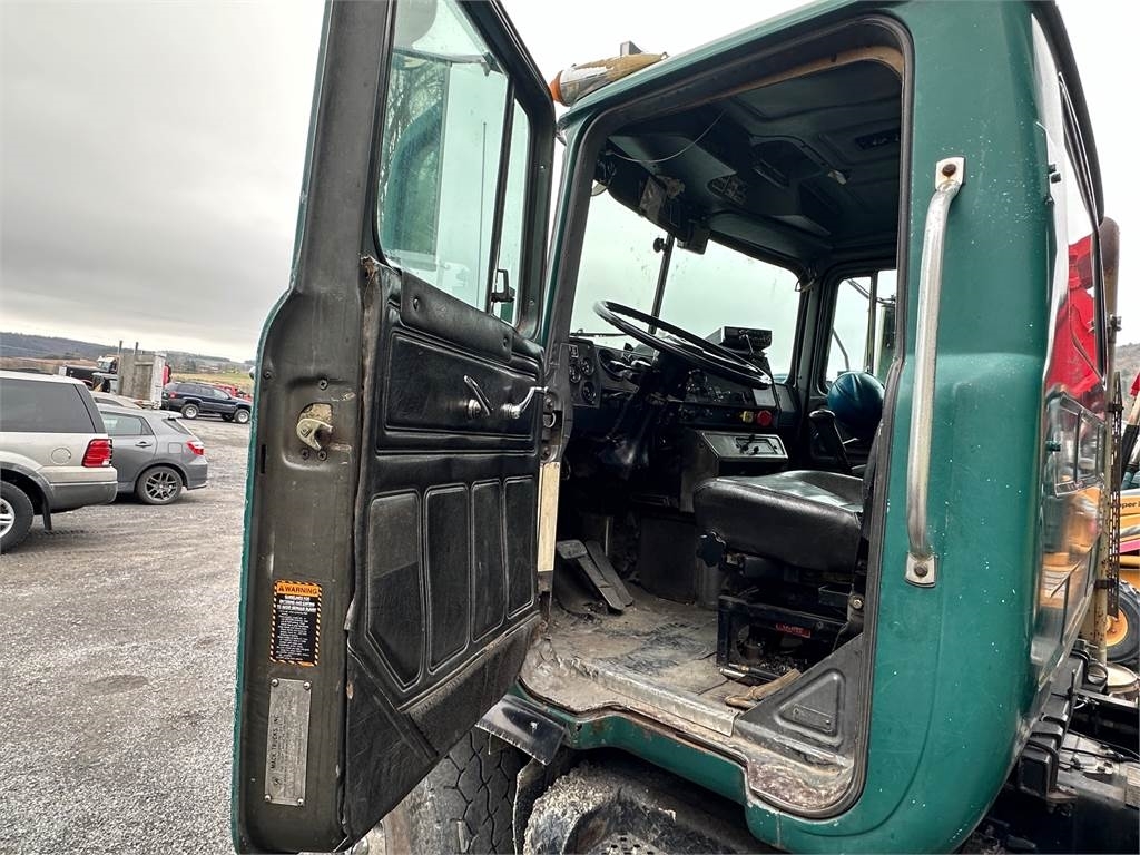 Mack DM690S
