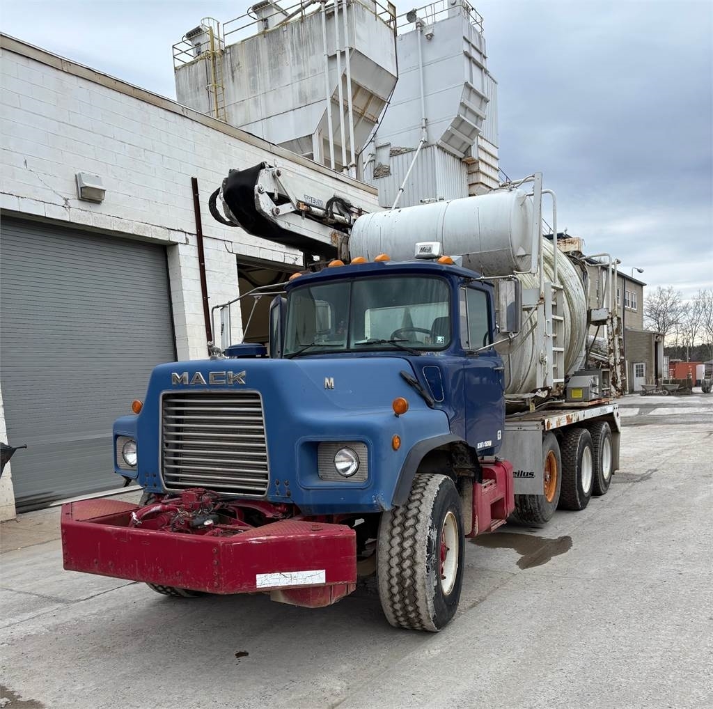 Mack DM690S Conveyor