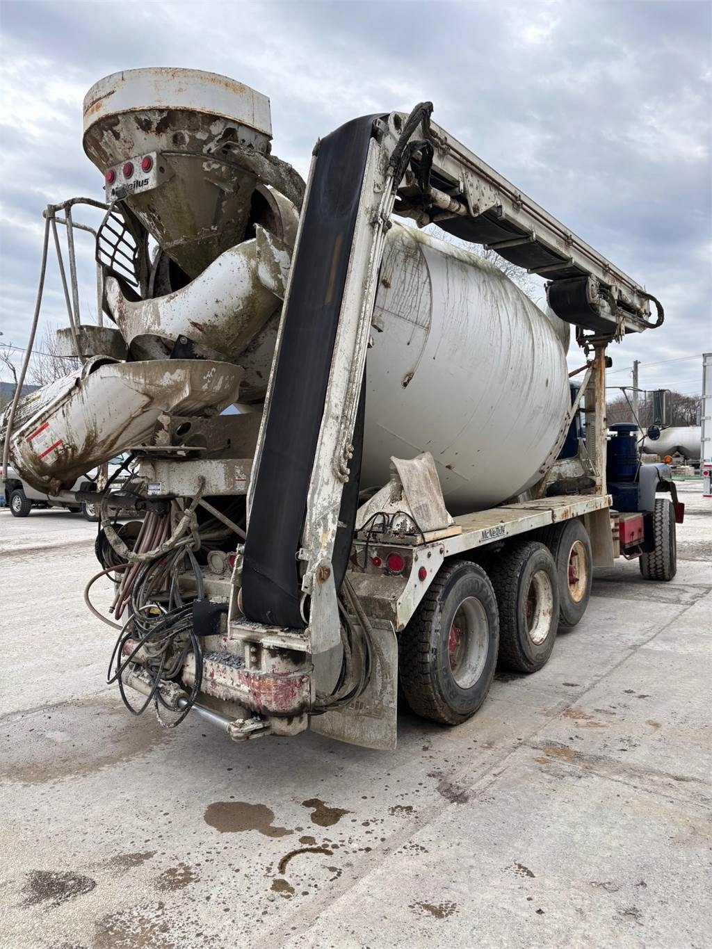 Mack DM690S Conveyor