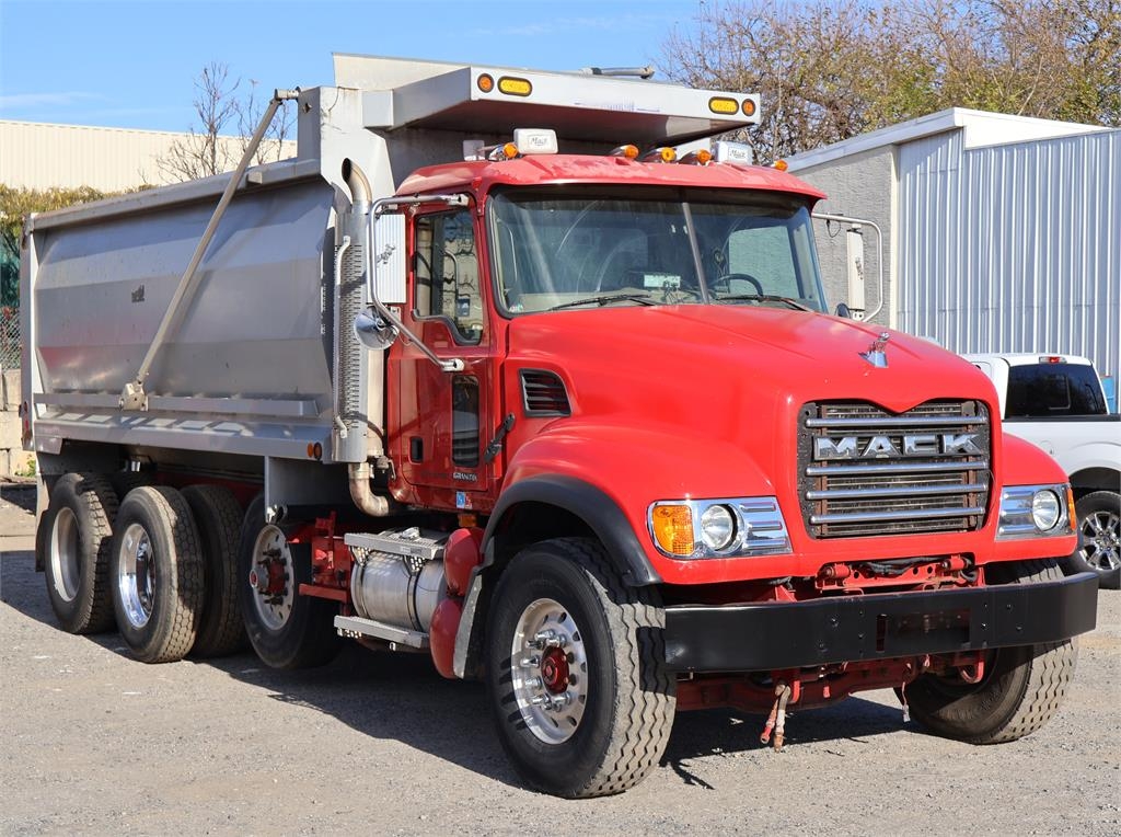Mack Granite CV713