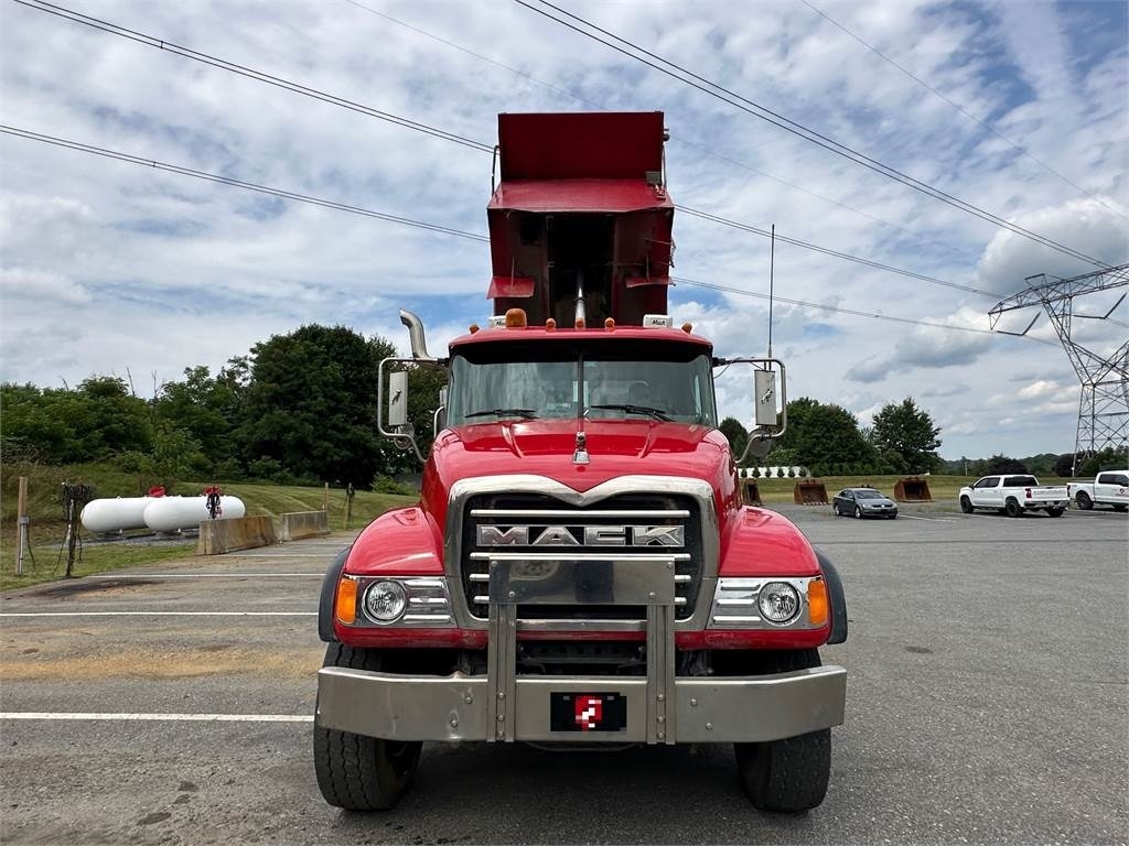 Mack Granite CV713