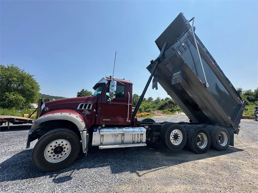 Mack Granite GR64F