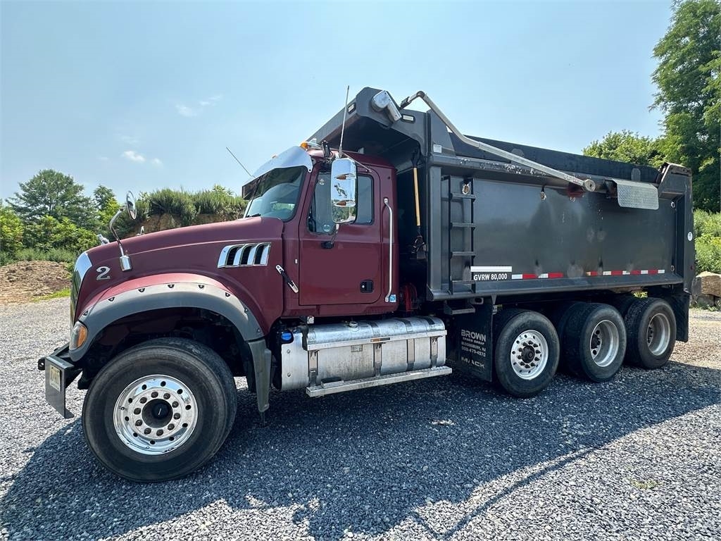 Mack Granite GR64F