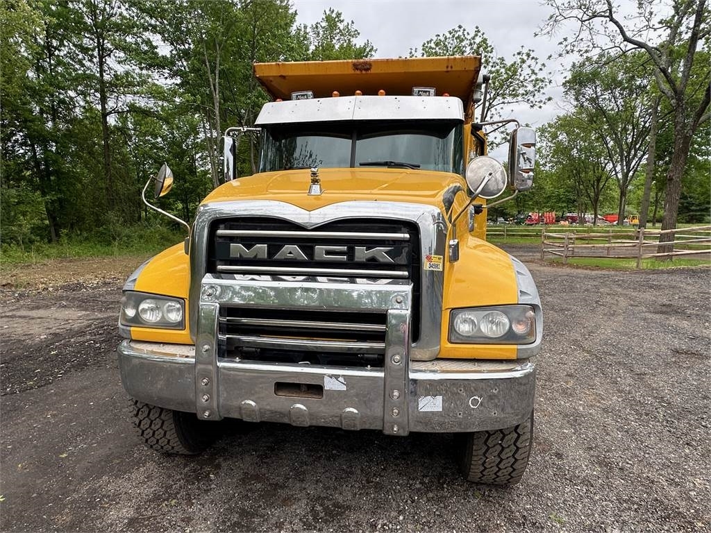 Mack Granite GU713