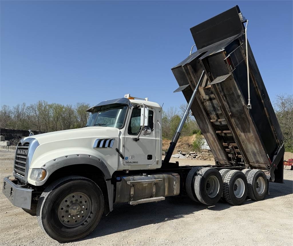 Mack GU713