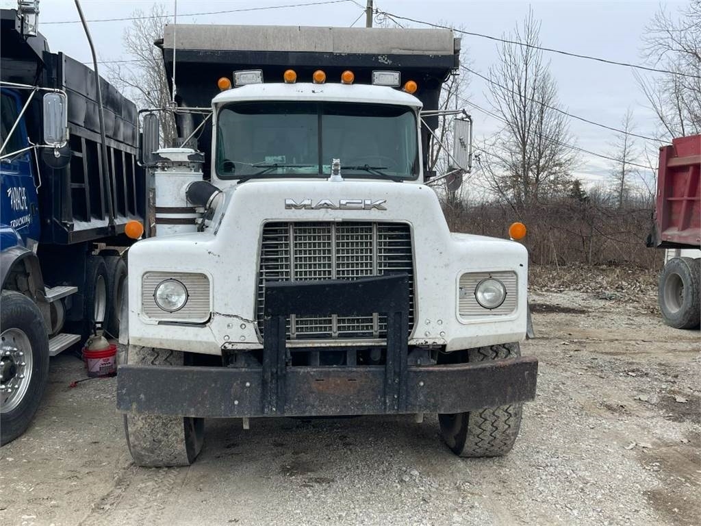 Mack RB688S