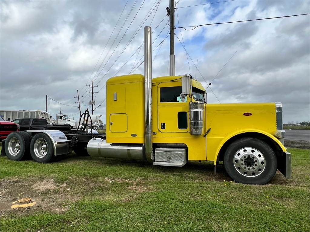 Peterbilt 379 2005 Peterbilt 379 T/A Day Cab Truck Tractor In